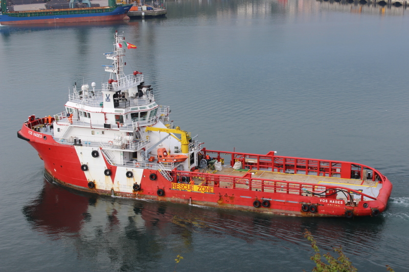 VOS HADES - Oil service / Standby